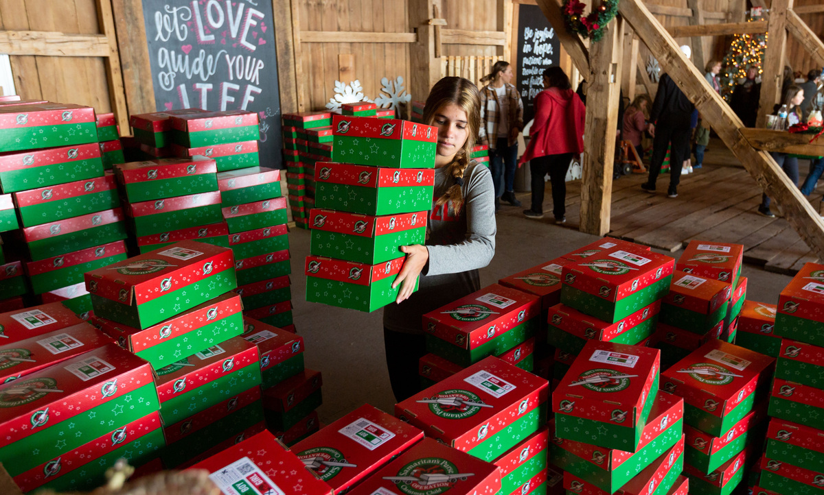 Volunteers Preparing to Collect Operation Christmas Child Shoebox Gifts ...